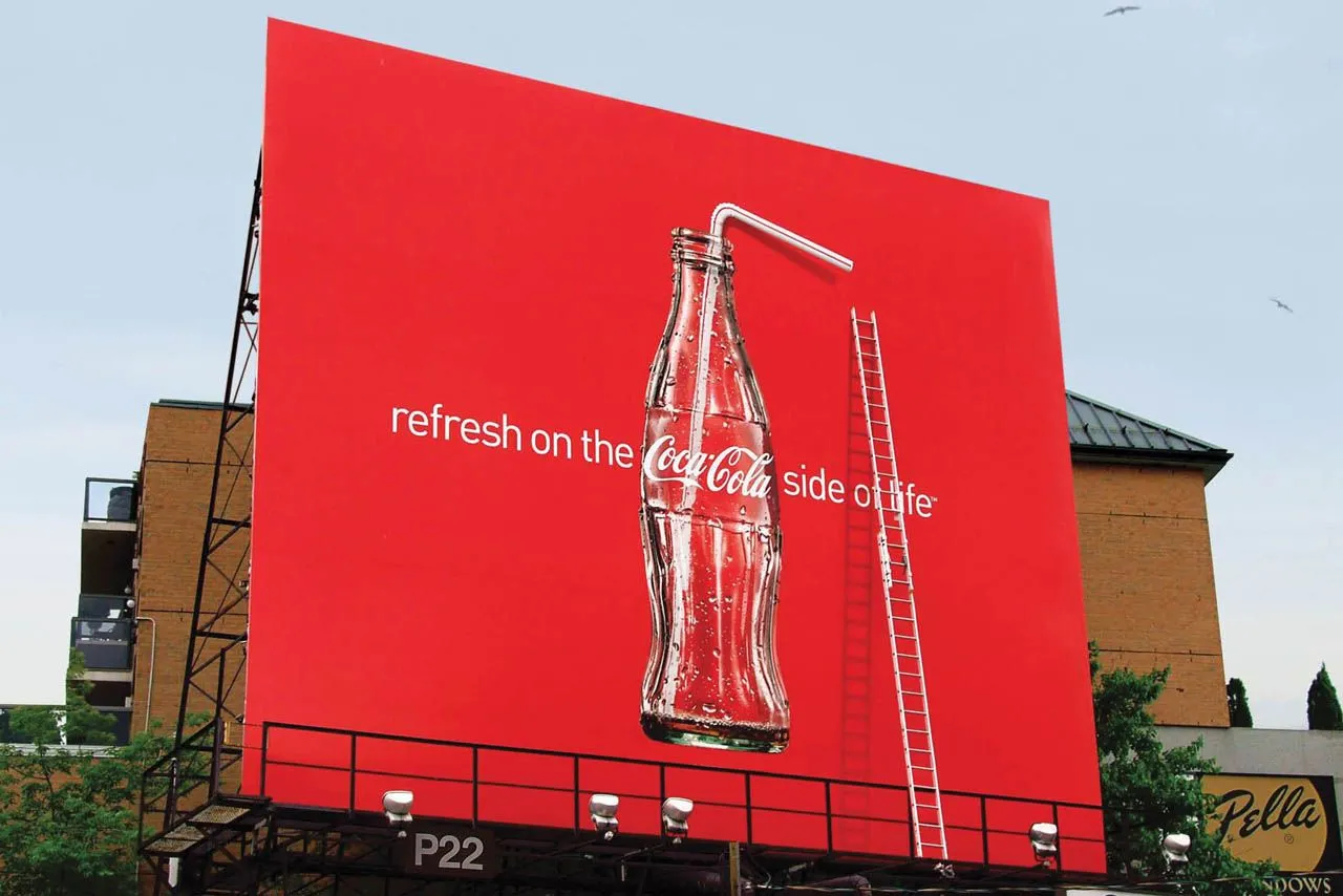 Publicidad de coca cola en anuncio espectacular